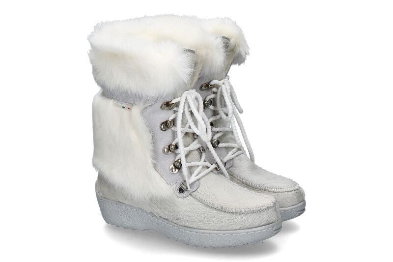 Fur boots for her » Warm feet at icy temperatures